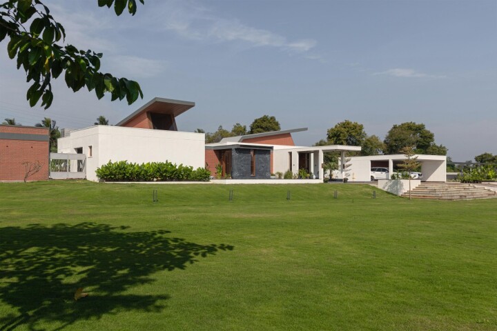 Sagarika Farmhouse thiết kế hai mái dốc để tăng ánh sáng tự nhiên